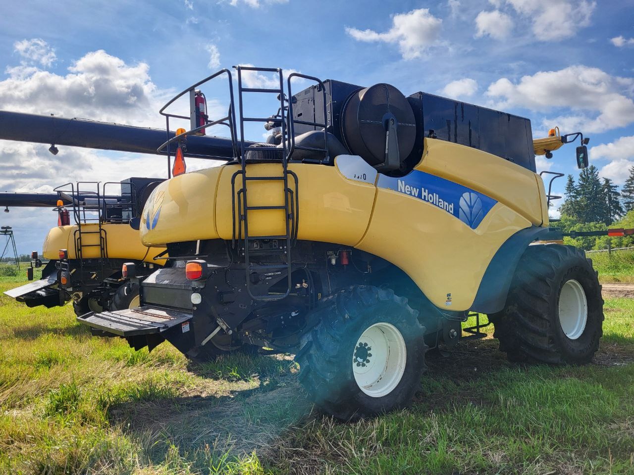 Used New Holland CR9070 for sale in Alberta